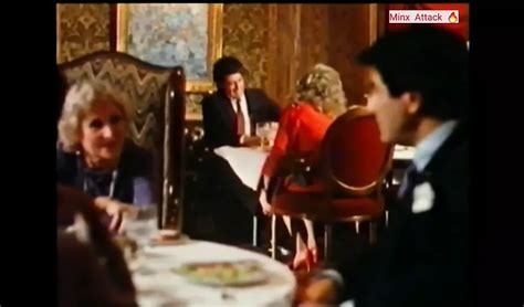 Branlette Sous La Table Pendant Que La Femme Ne Voit Pas Xhamster