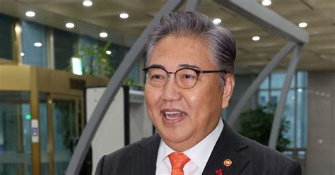 이임식 앞두고 취재진 질문에 답하는 박진 외교부 장관