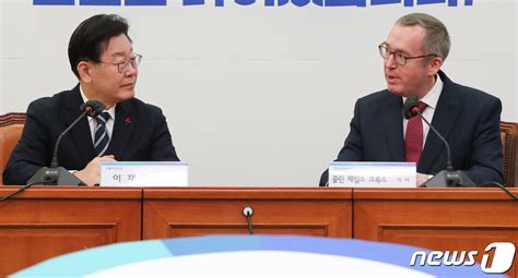 마주 보는 이재명 대표와 콜린 크룩스 주한영국대사 네이트 뉴스