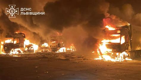 На Львівщині через падіння уламків дрона згоріли вантажівки Відео Україна інфо