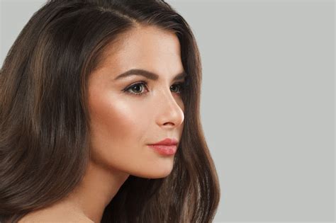 회색 배경에 길고 어두운 건강한 물결 모양의 머리와 메이크업을 가진 예쁜 여자 갈색 머리 아름 다운 얼굴 클로즈업 스튜디오 인물 사진 아름다움에 대한 스톡 사진 및 기타