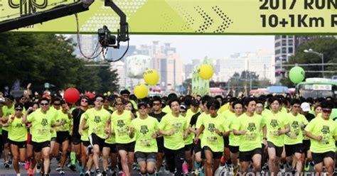 스타트라인 지나는 참가자들