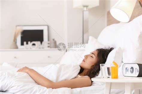 女人卧室桌子上的安眠药高清图片下载 正版图片506632758 摄图网
