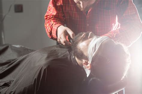 수염 절단 얼굴 관리 이발소에서 클리퍼 기계와 이발사 작업 전문 트리머 도구는 이발소 살롱에서 젊은 남자의 수염과 머리를 잘라