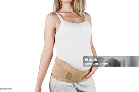 임신 한 여성 배 에 태아 임신 출산 벨트 흰색 배경에 고립 허리 등 복부 밴드를 지원합니다 배꼽 중괄호 임신을위한 배꼽 밴드