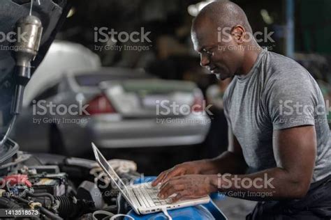 자동차 수리 차고에서 프로그래밍 가능한 Epu 자동차에서 일하는 기계 소녀 Usb 케이블에 대한 스톡 사진 및 기타 이미지 Usb 케이블 Usb 포트 가솔린 Istock