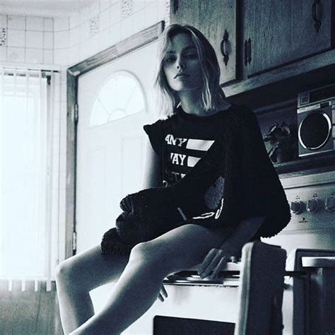 ปกพนโดย Louisa Bickerton ใน Margot Robbie