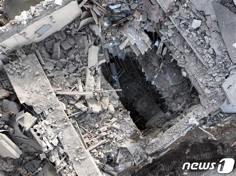 러 포격 받아 뻥 뚫린 미콜라이우 주거 건물