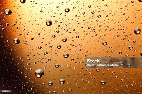 얼음 차가운 유리 물으로 덮여 방울 방울 물 황금 노란색오렌지 음료 배경 빗방울 텍스처의 가까이 응축 냉 음료 맥주에 대한 스톡 사진 및 기타 이미지 Istock