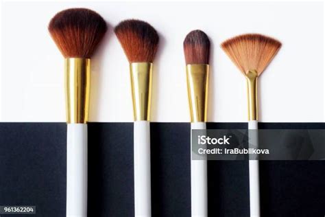 닫습니다 메이크업 브러쉬에 검은색과 흰색 배경 설정의 설정 메이크업 화장품에 대한 스톡 사진 및 기타 이미지 메이크업 화장품 붓 화장용 브러시 Istock