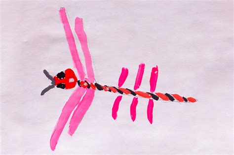 분홍색 날개와 줄무늬 몸체를 가진 잠자리를 그린 아이의 그림 8 9 살에 대한 스톡 벡터 아트 및 기타 이미지 8 9 살 곤충 낙서 드로잉 Istock