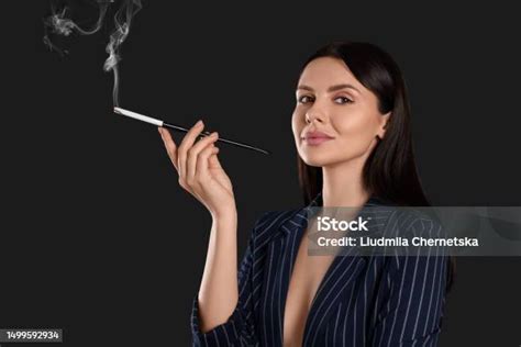 검은 배경에 담배를 피우기 위해 긴 담배 홀더를 사용하는 여자 20 24세에 대한 스톡 사진 및 기타 이미지 20 24세 건강하지 못한 생활방식 검은색 Istock