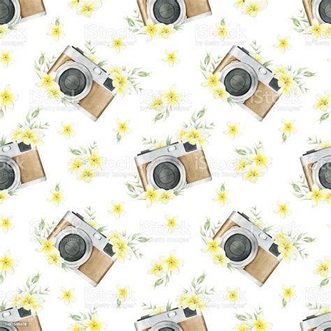 와이트 꽃과 녹색 잎이 있는 빈티지 카메라 열대 노란색 Plumeria 꽃입니다 수채화 원활한 패턴입니다 흰색 배경에 격리되어 있습니다 카드 직물 포장지 엽서 디자인 갈색에