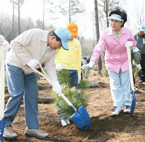 [노무현사료관] [제61회 식목일 행사에서 김영헌 어린이와 소나무를 심는 노무현 대통령 내외]