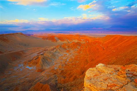 흰 소금달과 죽음의 계곡극적인 미묘한 파스텔 색된 달 표면 풍경에서 골드 색 일몰 이국적인 화산 및 목가적인 아타 카마 사막 화산 풍경 파노라마칠레 아타 카마 사막 달 계곡