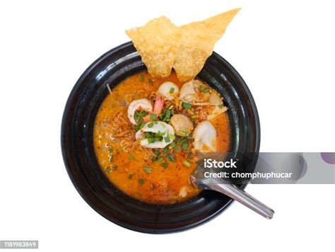 해산물 매운 국수 톰 얌 수프 태국 스타일 새우 오징어 생선과 생선구이에 배경이 클리핑 경로로 고립 그릇에 대한 스톡 사진 및 기타 이미지 Istock