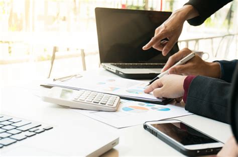 비즈니스 사람들 회의 디자인 아이디어 전문 투자자 프로젝트를 새로운 시작 일 개념입니다 사무실에서 계획 하는 사업 개념에 대한 스톡 사진 및 기타 이미지 Istock