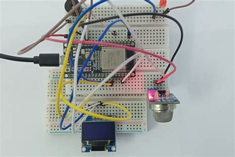 gas alarm system based on esp32 mq 4 sensor and ssd1306 display