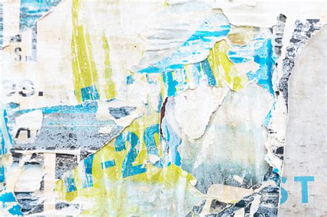 오래된 그런지 찢어진 콜라주 도시 거리 포스터는 구겨진 종이 플래카드 질감 배경에 주름이 잡혔습니다 찢어진 색이 바랜 종이 배경 표면 플래카드 0명에 대한 스톡 사진 및