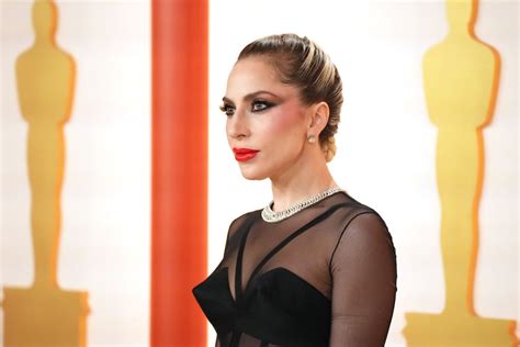 Lady Gaga ungeschminkt bei den Oscars 2023 - STYLEBOOK