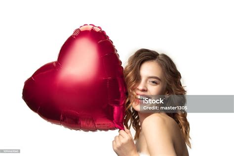 좋은 젊은 여자 긴 물결 모양의 부드러운 머리 자연 스러운 미소가 카메라 보고 메이크업 개념에 대한 스톡 사진 및 기타 이미지 개념 건강한 생활방식 곱슬 머리