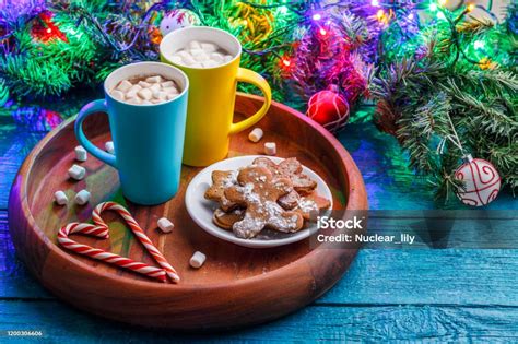 새해 쿠키 쿠키 마시멜로가있는 코코아 2 잔 캐러멜 스틱 가문비 나무 의 이미지 0명에 대한 스톡 사진 및 기타 이미지 0명 갈색 겨울 Istock