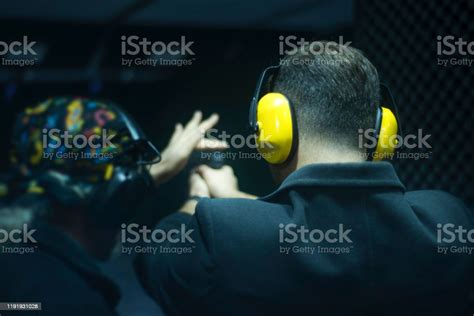 촬영 방법을 가르치는 인식 할 수없는 강사 촬영 범위에서 젊은 이에게 브리핑을 제공 남자에 대한 스톡 사진 및 기타 이미지 남자 사격 교습 Istock