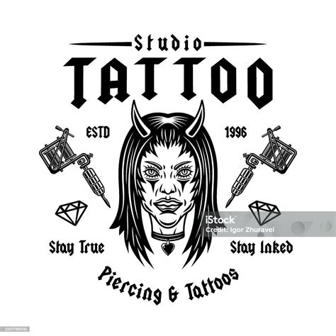 악마 소녀 머리와 문신 기계가 있는 빈티지 문신 스튜디오 엠블럼 고딕 양식 문신 아티스트 스튜디오 및 의류를 위한 구식 벡터 디자인 어둡고 날카로우며 예술적인 레트로