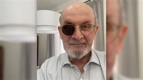 Con una selfie Salman Rushdie mostró su aspecto real luego del ataque Infobae
