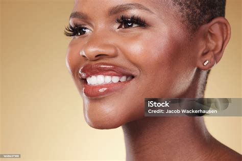아름다움 메이크업 및 자기 관리 스킨 케어 및 화장품을 위해 스튜디오에서 행복한 흑인 여성의 얼굴 얼굴이 빛나고 이빨이 미소를 짓고 베이지색 배경에 빛나는 아프리카 미적