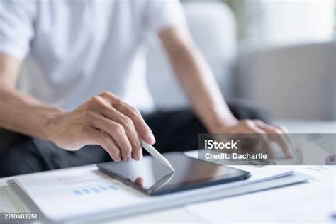디지털 태블릿에서 작업하는 사업가 그래픽 디자이너가 그래픽 태블릿에 그림을 그리는 것â 집에서 창의적인 공부 작업 25 29세에 대한 스톡 사진 및 기타 이미지 Istock