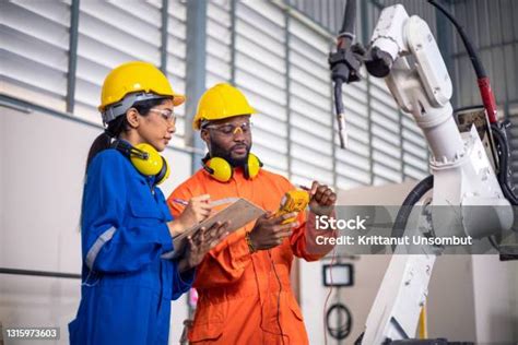 여성 엔지니어와 남성 기술자는 공장에서 로봇 팔의 작동 문제를 조사합니다 아프리카 민족에 대한 스톡 사진 및 기타 이미지 아프리카 민족 로봇 산업 Istock