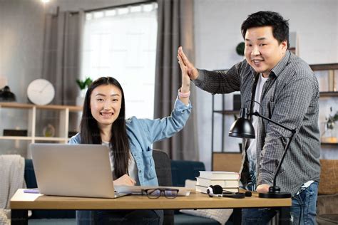 밝은 사무실에서 성공적인 협상 후 하이파이브를 하는 아시아 남녀의 미소 공통 프로젝트의 시작을 축하하는 비즈니스 파트너 사진 Unsplash의 앉아 이미지