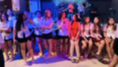 Dvb ထိုင်း ကာရာအိုကေဆိုင်တွင် တက္ကသိုလ်ကျောင်းသူဝတ်စုံဖြင့် ဝန်ဆောင်မှုပေးသည့် ရွှေ့ပြောင်း