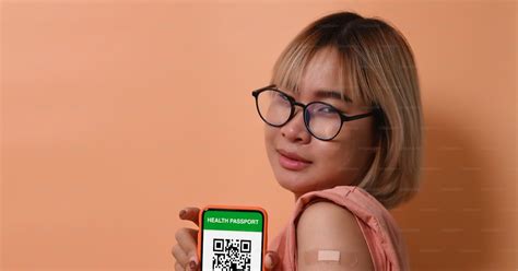 예방 접종을 받은 후 휴대전화로 건강 여권을 보여주는 젊은 여성의 초상화 사진 Unsplash의 예방 접종 증명서 이미지