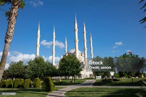 터키 아다나의 중앙 공원에서 사 반 치 중앙 모스크 6 개의 첨탑을 갖춘 사 반 치 중앙 모스크 터키어 이름 아다 메 르 케 즈 Camii 0명에 대한 스톡 사진 및 기타