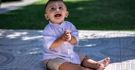 가벼운 가족 걱정 없는 귀여운 귀여운 아기 낮 놀이터 따뜻함 마당 맑은 날 맨발 미소 미소 짓는 박수 치는 반바지 사랑스러운 순수 실외 활동