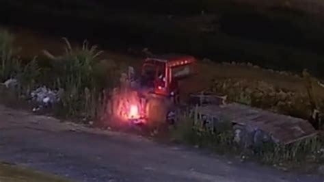 两熊孩子深夜在加油站旁放火烧车 所有人 澎湃新闻 The Paper