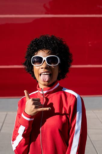 화창한 날에 빨간 색벽에 짧은 머리와 스포츠웨어를 가진 젊은 아프리카 계 미국인 여성 20 24세에 대한 스톡 사진 및 기타 이미지 20 24세 길거리 스타일 도시