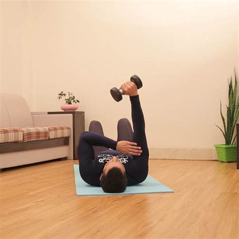پشت بازو خوابیده دمبل تک ضربدری زمین مجله ورزشی فیتامین