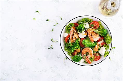 새우 새우 브로콜리 페타 치즈 토마토 양상추와 땅콩 드레싱맛있는 신선한 샐러드 다이어트 메뉴 맨 위 보기 복사 공간 갑각류에 대한 스톡 사진 및 기타 이미지 Istock