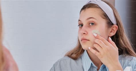 한 여성이 거울에 비친 자신의 모습을 보고 있다 사진 Unsplash의 청소년 이미지