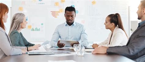 전략 차트 그래프 및 문서를 사용한 다양성 시작의 비즈니스 회의 계획 및 팀워크 마케팅 협업 리더십 및 목표 목표의 성공에 대한