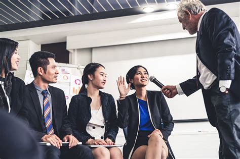 수석 리더 스피커 교육 워크샵 또는 회의에서 공공 사람들에 게 이야기 성숙한 강사는 심포지엄 이벤트를 이끄는 Ceo 경영자입니다 국제 비즈니스 세미나 컨셉 계획에 대한 스톡