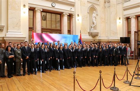 Војни гимназијалци у посети Дому Народне скупштине