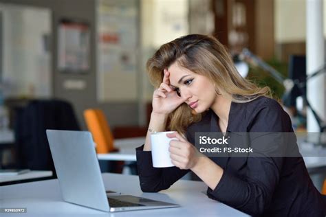 젊은 바쁜 아름 다운 라틴 비즈니스 여자 사무실 컴퓨터에서 일 하는 스트레스를 겪고 라틴 아메리카 히스패닉 민족에 대한 스톡 사진 및 기타 이미지 라틴 아메리카 히스패닉