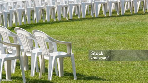 화창한 날에 그림자와 녹색 잔디 필드에 흰색 플라스틱 안락 의자의 그룹 0명에 대한 스톡 사진 및 기타 이미지 0명 가구 개체 그룹 Istock