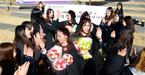 하이파이브 하며 졸업 축하하는 학생들