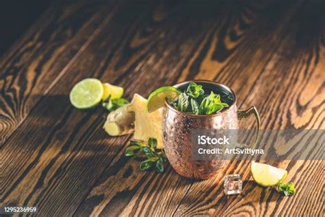 모스크바 노새 알코올 칵테일 구리 머그잔에 분쇄 된 얼음 민트와 레몬 민트 와 놀라운 백라이트와 민트 어두운 나무 테이블 복사 공간 0명에 대한 스톡 사진 및 기타 이미지