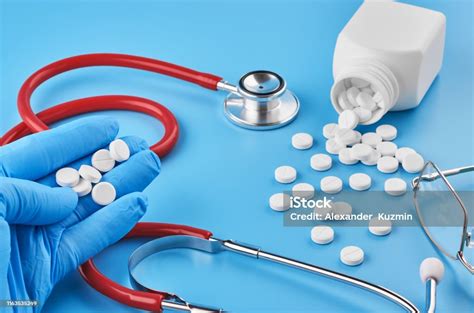 젊은 인간의 손 손바닥에 알 약 정제를 개최 의료 의료 및 제약 개념 파란색 배경에 격리되었습니다 건강관리와 의술에 대한 스톡 사진 및 기타 이미지 Istock